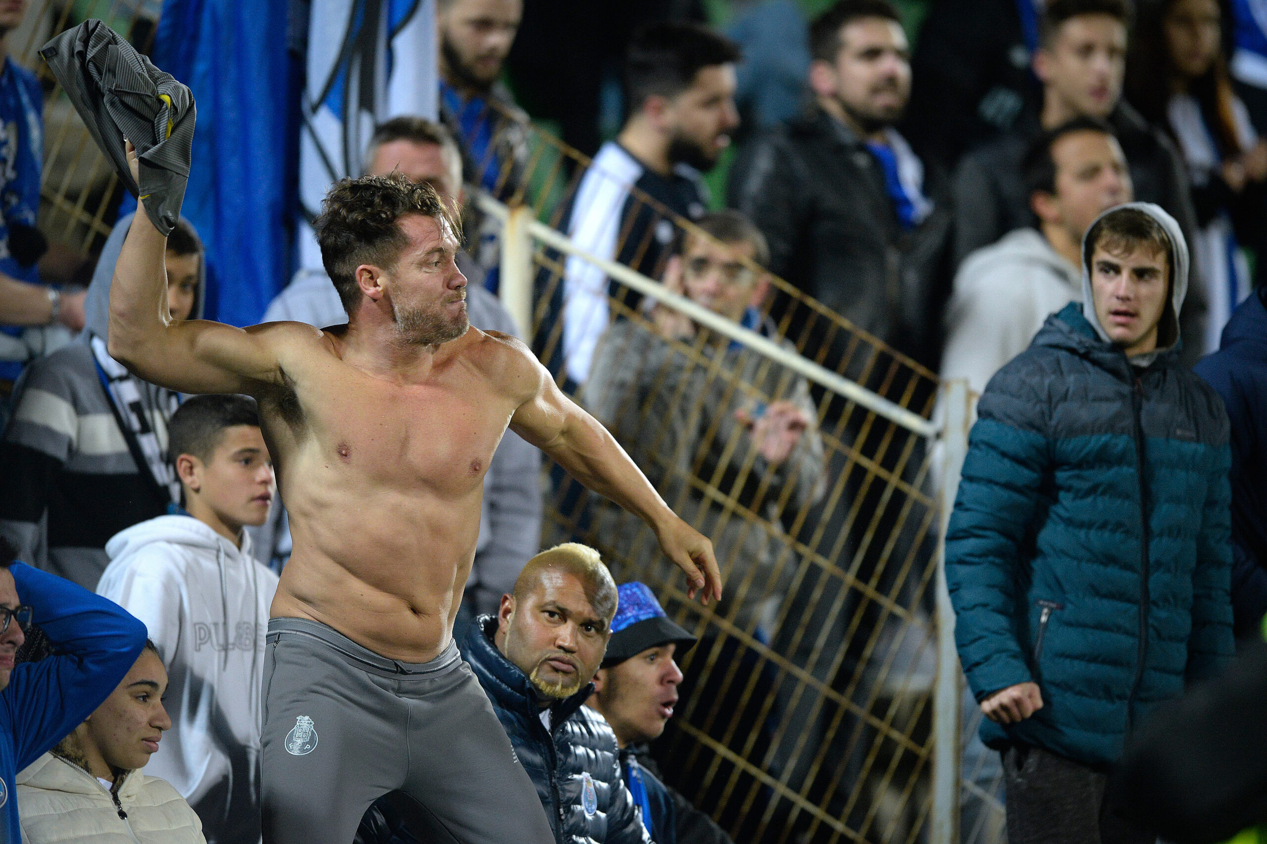 Líder dos Super Dragões Dirige-se Aos Jogadores Após Derrota Humilhante!